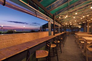 Serviço de almoço e jantar, vistas para a praia 