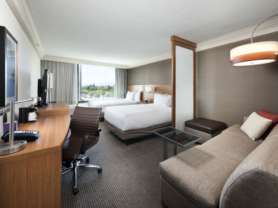 Cofres nos quartos, escrivaninha, ferros/tábuas de passar roupa