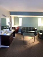 Suíte, 1 quarto | Área de estar | TV 32 polegadas com canais a cabo