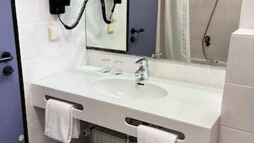 Uma banheira de imersão total, artigos de higiene ecológicos