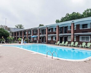 Suite Signature, 1 cama king-size, não fumadores, junto à piscina | Piscina | Piscina exterior sazonal, guarda-sóis, espreguiçadeiras 