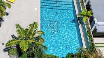 Piscina exterior, espreguiçadeiras