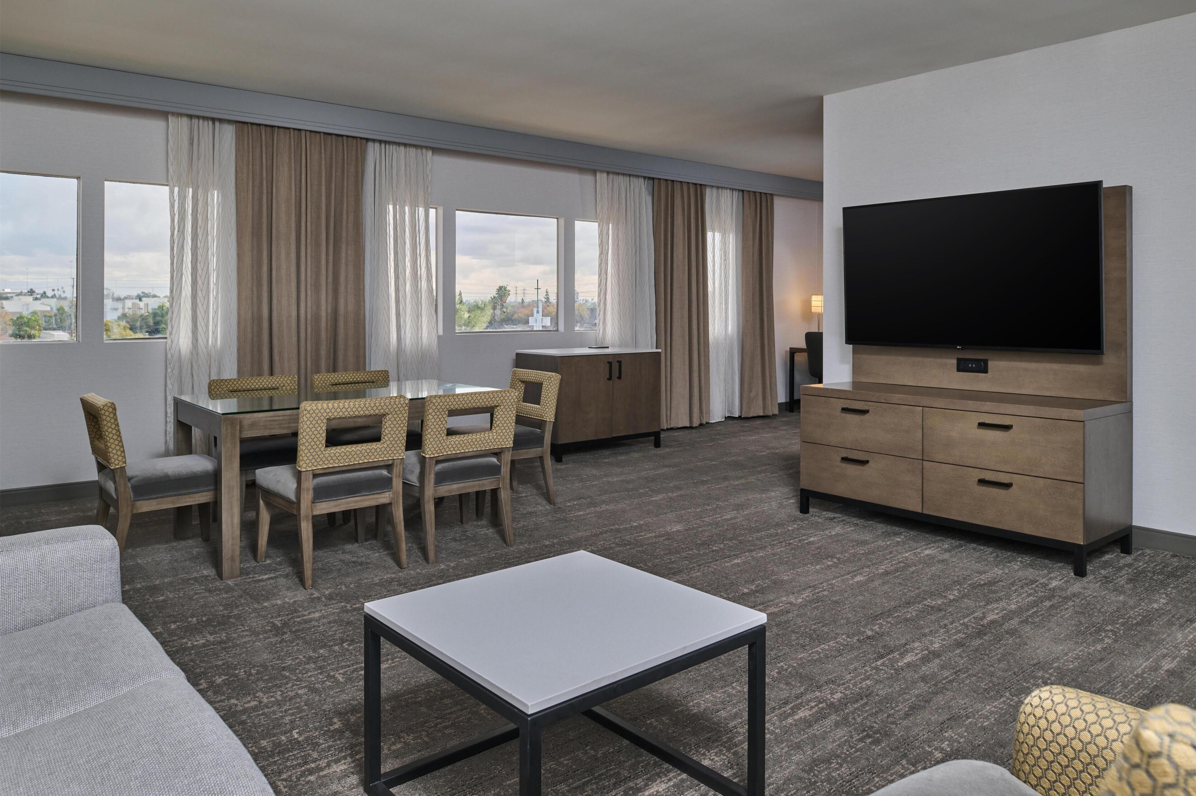 Suite, 1 quarto (1 King Bed) | Sala de estar | TV de ecrã plano 