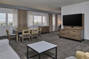 Suite, 1 quarto (1 King Bed) | Sala de estar | TV de ecrã plano 