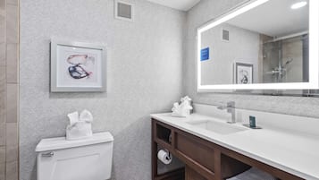 Chuveiro, produtos de toalete grátis, secador de cabelo