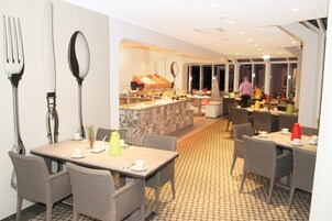 Café da manhã com buffet todos os dias mediante uma taxa