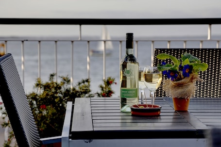 Terraço/pátio. New Holmwood Hotel