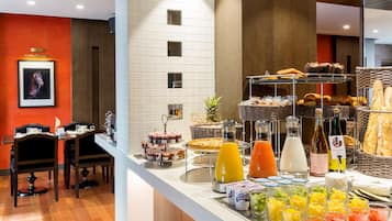 Café da manhã com buffet todos os dias (EUR 22.50 por pessoa)