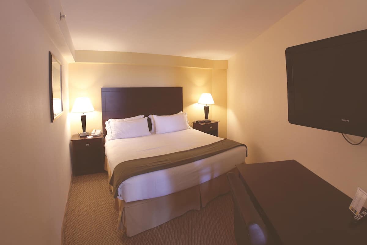 Quarto standard, 1 cama King | Roupas de cama premium, escrivaninha, quartos à prova de som