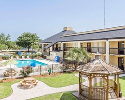 Piscina exterior sazonal, da(s) 10:00 à(s) 20:00, espreguiçadeiras