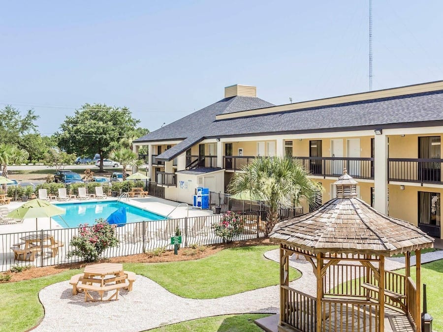 Piscina externa sazonal, funciona das 10h às 20h, espreguiçadeiras
