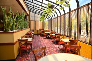 Pequenos-almoços, almoços, jantares servidos, cozinha americana 