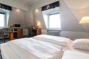 Quarto casal standard | Roupas de cama antialérgicas, escrivaninha
