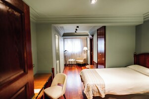Quarto Triplo | 1 quarto, minibar, cofre no quarto, secretária