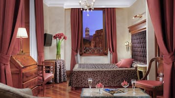 Suite | Minibar, cofre no quarto, secretária, cortinas/cortinados opacos