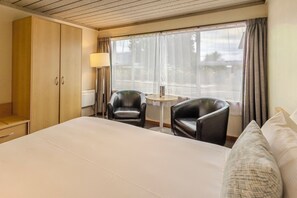 Quarto Twin Standard (Accessible, 1 Double & 1 Single) | Secretária, cortinas/cortinados opacos, ferro/tábua de engomar 