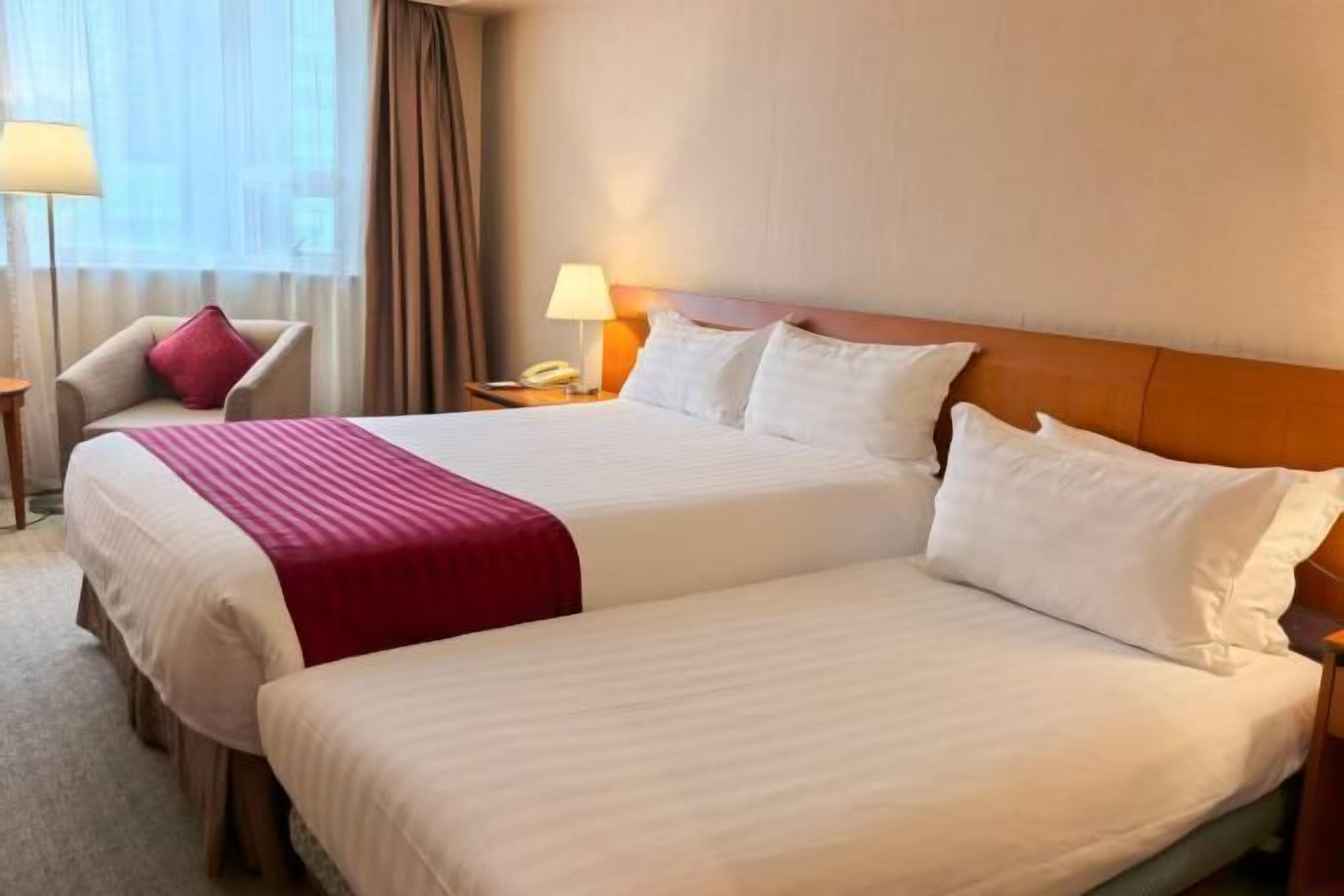 Minibar, cofre com capacidade para portátil, secretária 