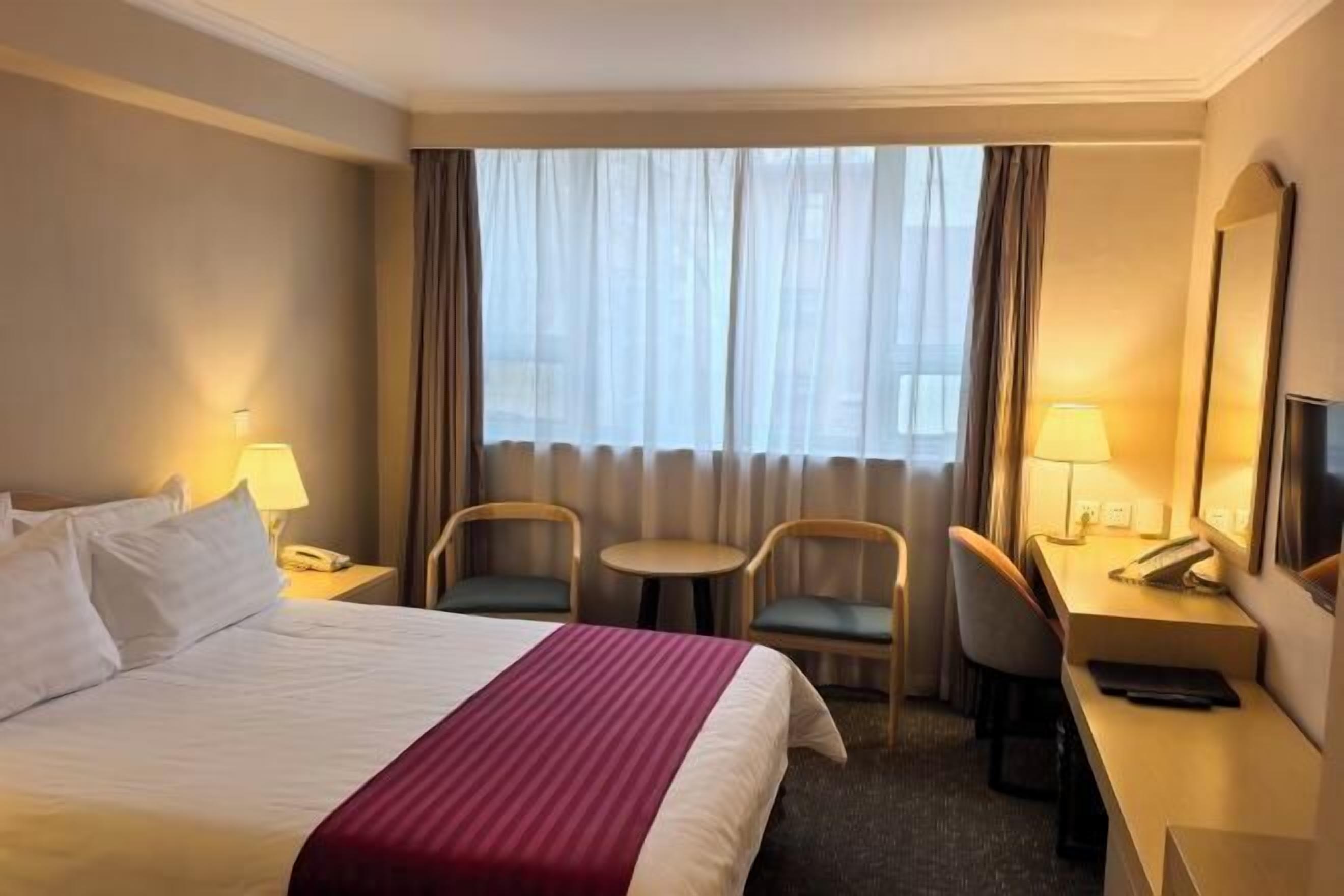 Minibar, cofre com capacidade para portátil, secretária 