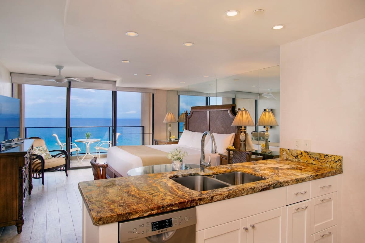 Estúdio Premium, junto ao mar | Cozinha privada | Um frigorífico, um micro-ondas, uma placa de cozinha