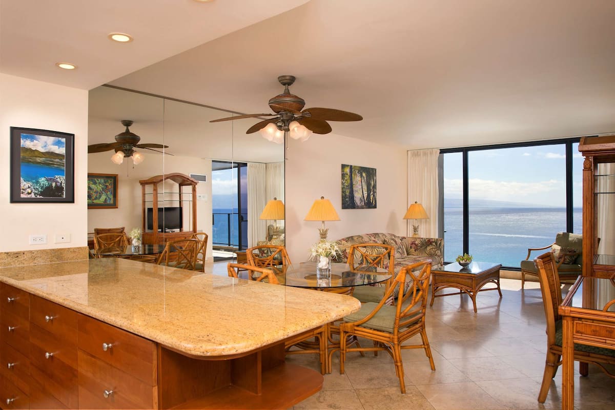 Suite, 1 cama king-size, junto ao mar (2 Bath Oceanfront) | Cofre no quarto, com decoração personalizada, secretária