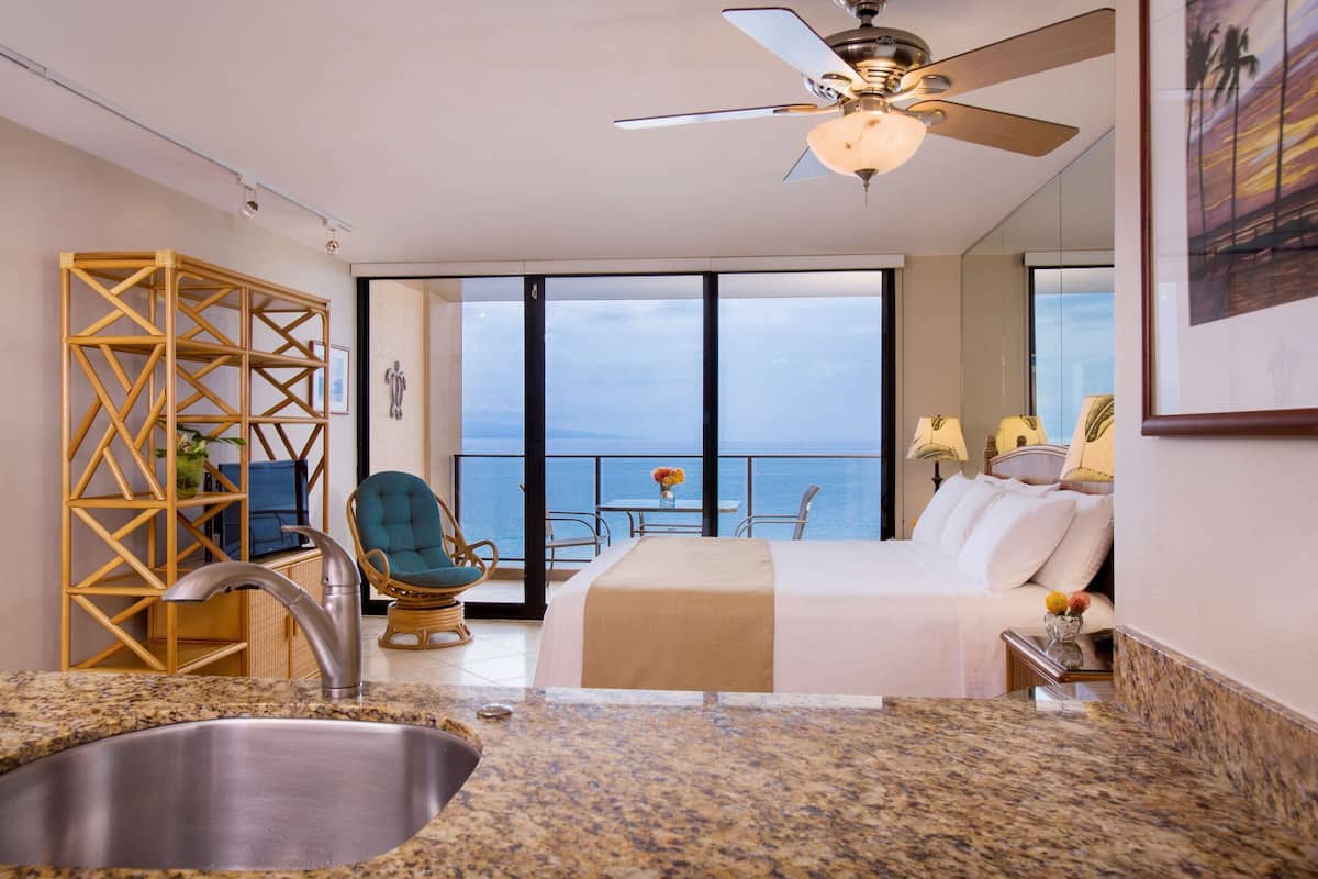 Estúdio, junto ao mar | Cofre no quarto, com decoração personalizada, secretária