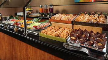 Pequeno-almoço tipo buffet diário (26.00 USD por pessoa)