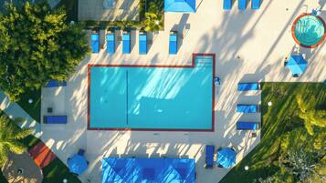 Piscina exterior, espreguiçadeiras