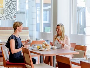 Pequeno-almoço tipo buffet diário mediante uma taxa 