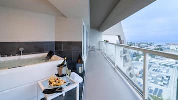 Suíte, 1 cama King (Sunset) | Roupas de cama premium, edredons de pluma, cofres nos quartos