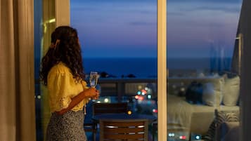 Quarto, 1 cama king-size, varanda, vista para o oceano | Roupa de alta qualidade, edredões de penas