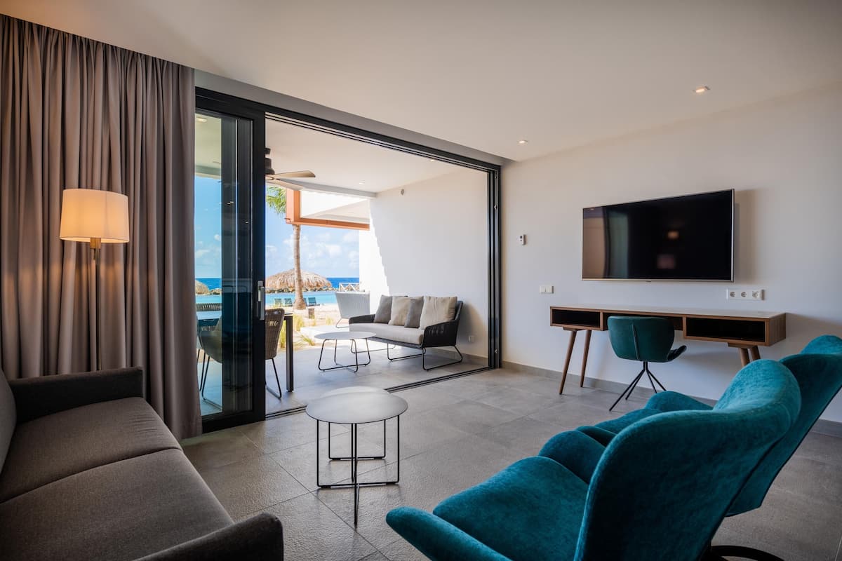 Apartamento premium, 2 quartos, vista para o oceano, de frente para a praia | 1 quarto, cofres nos quartos, escrivaninha, cortinas blackout
