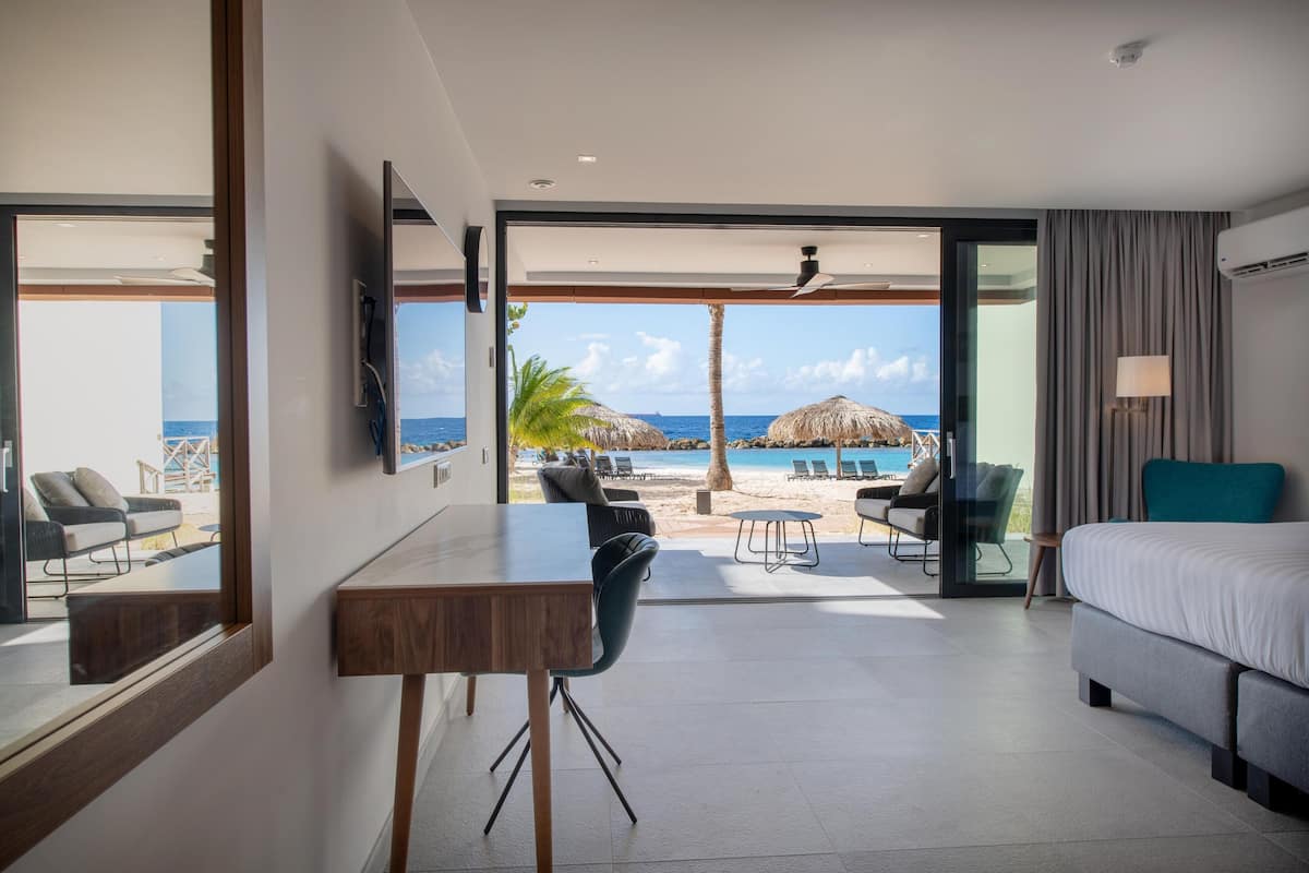 Apartamento premium, 3 quartos, vista para o oceano, de frente para a praia | 1 quarto, cofres nos quartos, escrivaninha, cortinas blackout