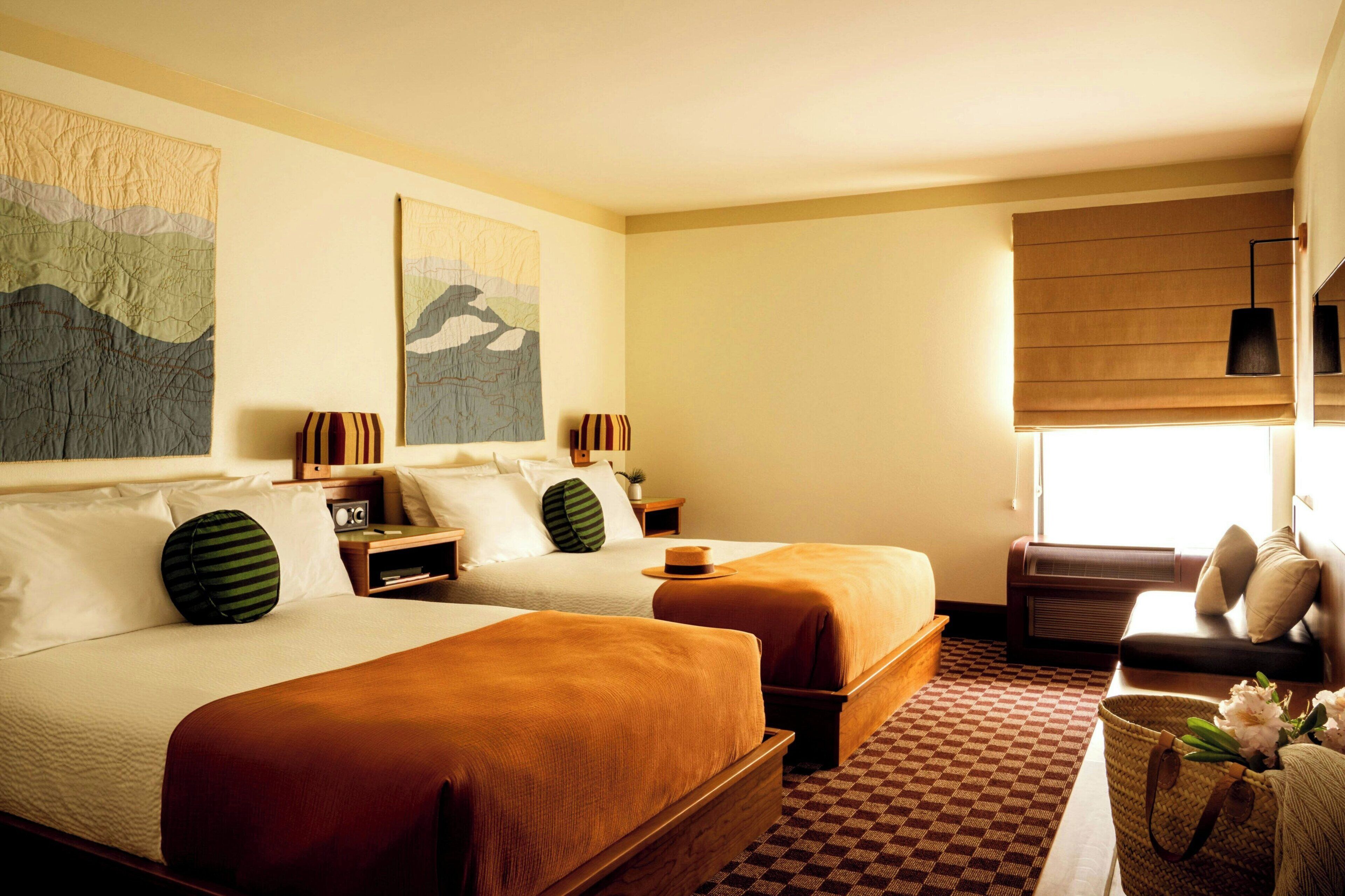 Roupas de cama antialérgicas, frigobar, cofres nos quartos