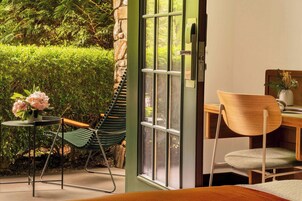 Roupas de cama antialérgicas, frigobar, cofres nos quartos