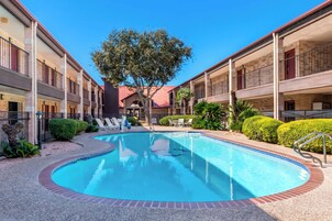 Piscina exterior, guarda-sóis, espreguiçadeiras 