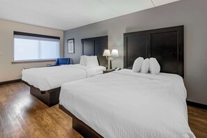 Quarto standard, 2 camas Queen, para não fumantes, micro-ondas | Camas com colchões pillow-top, escrivaninha