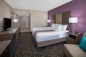 Quarto, 1 cama King, acessível, para não fumantes (Mobility/Hearing Impaired Accessible) | Roupas de cama premium, camas com colchões pillow-top, escrivaninha