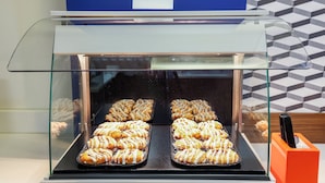 Vitrine com cinnamon rolls.