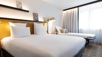 Quarto Triplo Clássico, 1 cama de casal e sofá-cama | Minibar, cofre no quarto, secretária, cortinas/cortinados opacos