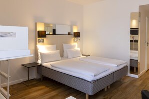 Quarto família (Standard four) | Cofres nos quartos, escrivaninha, espaço de trabalho para notebook