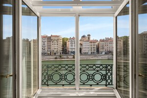 Quarto Deluxe, vista para o rio | 1 quarto, roupa de alta qualidade, camas de colchão Select Comfort 