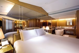 Roupa de alta qualidade, edredões de penas, minibar, cofre no quarto 