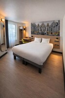 Quarto Clássico com Cama de Casal, não fumadores | Secretária, secretária adequada para computadores portáteis