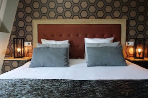 Quarto Superior, 1 cama queen-size, vista para o canal (or Garden View) | Cofre no quarto, com decoração personalizada 