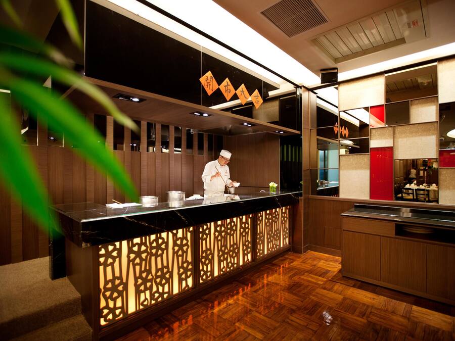 3 restaurantes, pequenos-almoços servidos, cozinha local