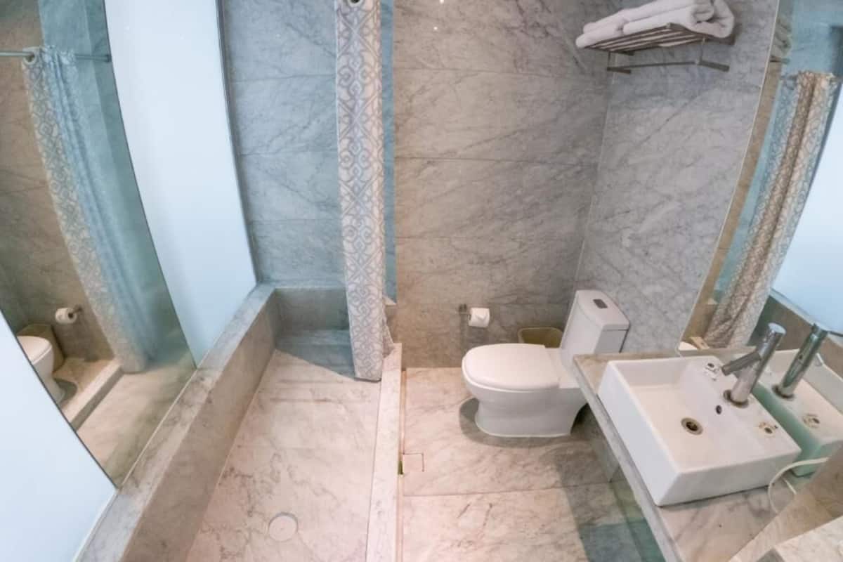 Quarto Standard | Casa de banho | Um polibã, um chuveiro fixo, artigos de higiene pessoal grátis