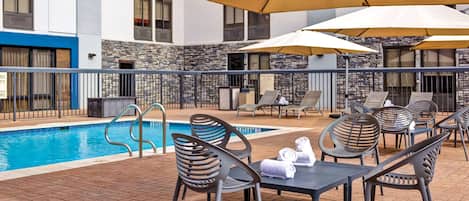 Piscina externa, espreguiçadeiras