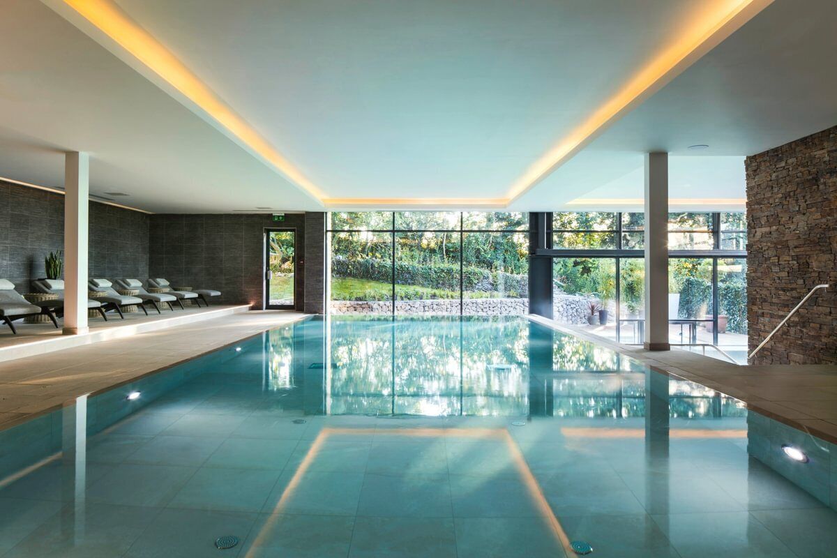 Piscina interior, espreguiçadeiras 