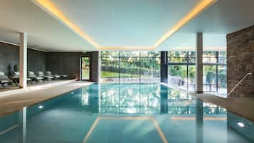 Piscina interior, espreguiçadeiras
