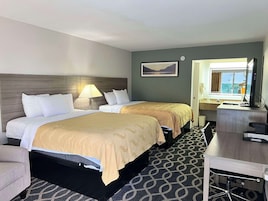 Quarto, 2 camas Queen, para não fumantes | Escrivaninha, ferros/tábuas de passar roupa, Wi-Fi de cortesia